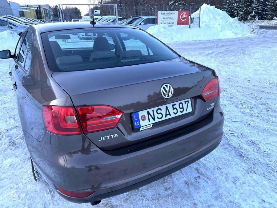 Brown Volkswagen Jetta 2011 in Radviliskis, with an engine capacity of 1.60 L and mileage of 258 thousand km for 4450 €, photo 6 on AUTOMOTO.COM.LV