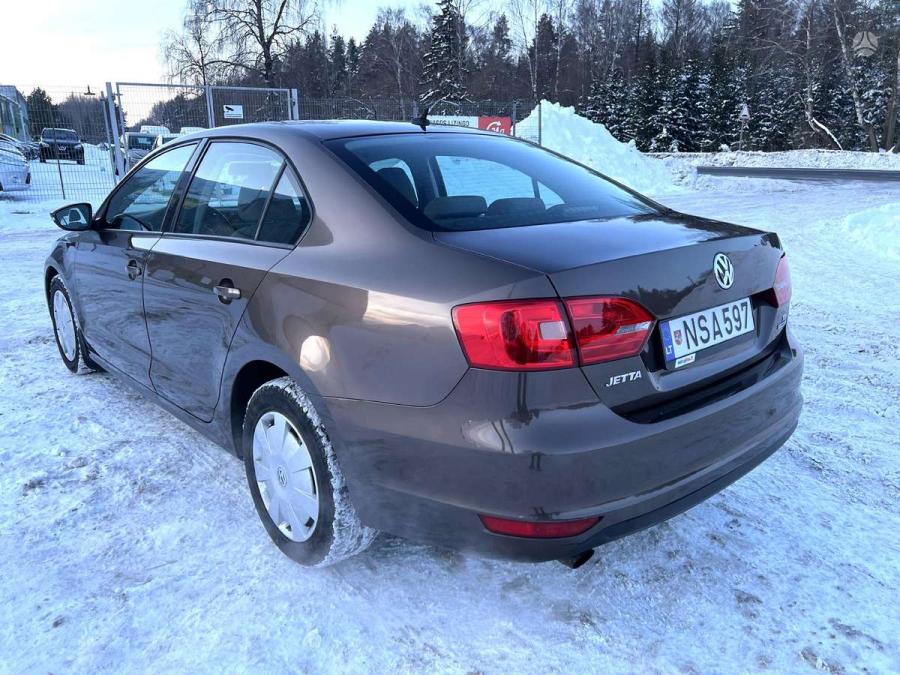 Brown Volkswagen Jetta 2011 in Radviliskis, with an engine capacity of 1.60 L and mileage of 258 thousand km for 4450 €, photo 7 on AUTOMOTO.COM.LV