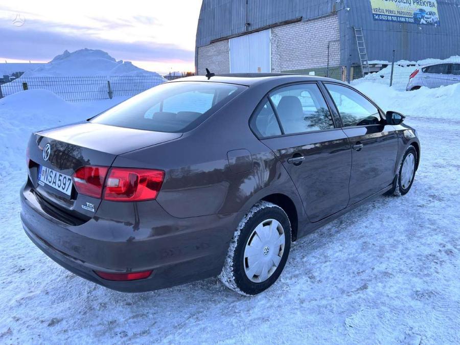Brown Volkswagen Jetta 2011 in Radviliskis, with an engine capacity of 1.60 L and mileage of 258 thousand km for 4450 €, photo 9 on AUTOMOTO.COM.LV