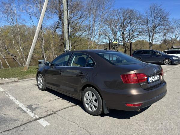 Brown Volkswagen Jetta 2011 in Riga, with an engine capacity of 1.60 L and mileage of 359 thousand km for 4500 €, photo 2 on AUTOMOTO.COM.LV
