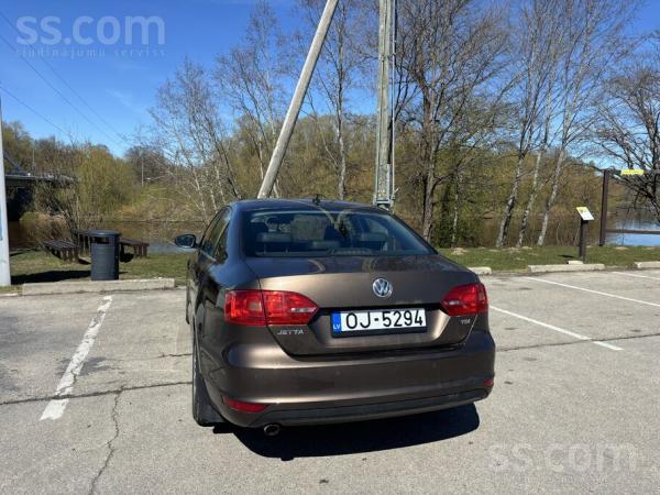 Brown Volkswagen Jetta 2011 in Riga, with an engine capacity of 1.60 L and mileage of 359 thousand km for 4500 €, photo 4 on AUTOMOTO.COM.LV