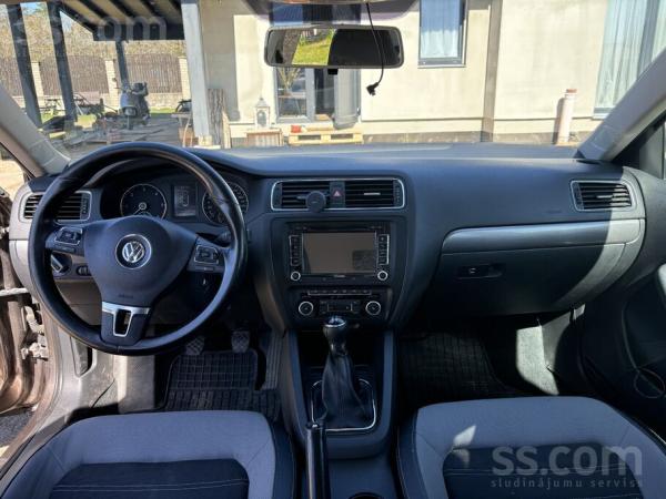 Brown Volkswagen Jetta 2011 in Riga, with an engine capacity of 1.60 L and mileage of 359 thousand km for 4500 €, photo 5 on AUTOMOTO.COM.LV