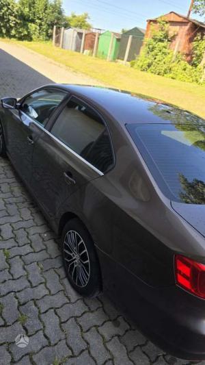 Brūns Volkswagen Jetta 2011 Klaipėda, ar dzinēja tilpumu 1.97 L un nobraukumu 260 tūkst. km par 3700 €, foto 3 vietnē AUTOMOTO.COM.LV