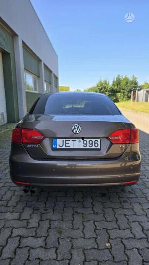 Brūns Volkswagen Jetta 2011 Klaipėda, ar dzinēja tilpumu 1.97 L un nobraukumu 260 tūkst. km par 3700 €, foto 5 vietnē AUTOMOTO.COM.LV