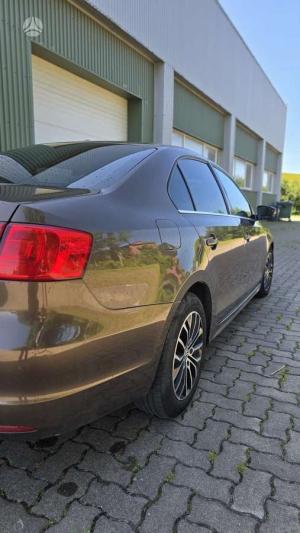 Brūns Volkswagen Jetta 2011 Klaipėda, ar dzinēja tilpumu 1.97 L un nobraukumu 260 tūkst. km par 3700 €, foto 6 vietnē AUTOMOTO.COM.LV
