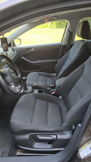 Brūns Volkswagen Jetta 2011 Klaipėda, ar dzinēja tilpumu 1.97 L un nobraukumu 260 tūkst. km par 3700 €, foto 11 vietnē AUTOMOTO.COM.LV