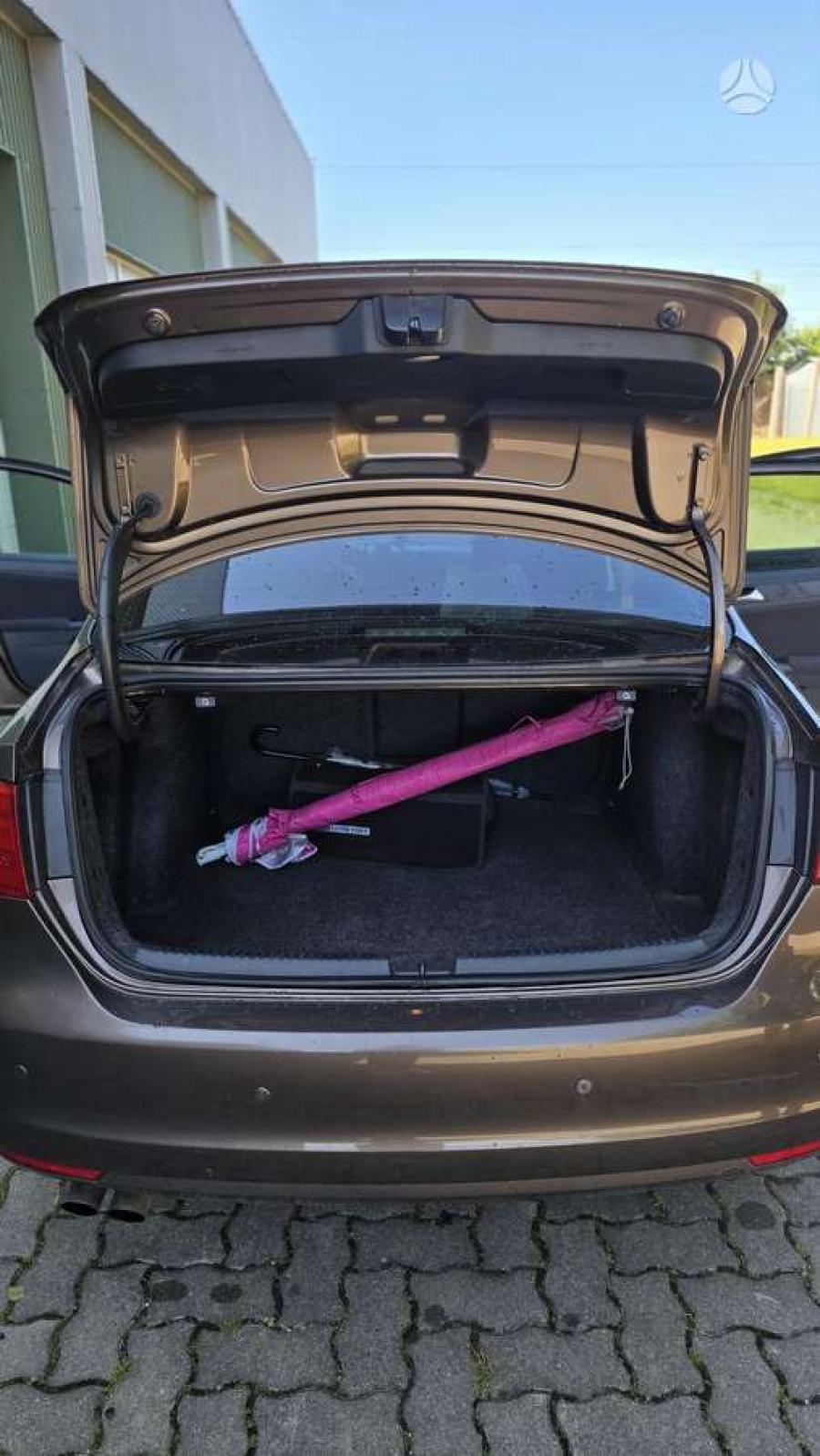 Brūns Volkswagen Jetta 2011 Klaipėda, ar dzinēja tilpumu 1.97 L un nobraukumu 260 tūkst. km par 3700 €, foto 12 vietnē AUTOMOTO.COM.LV