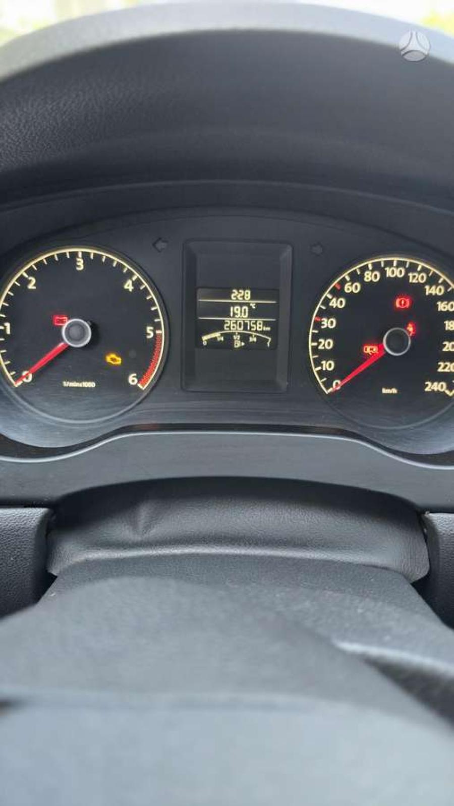 Brūns Volkswagen Jetta 2011 Klaipėda, ar dzinēja tilpumu 1.97 L un nobraukumu 260 tūkst. km par 3700 €, foto 16 vietnē AUTOMOTO.COM.LV