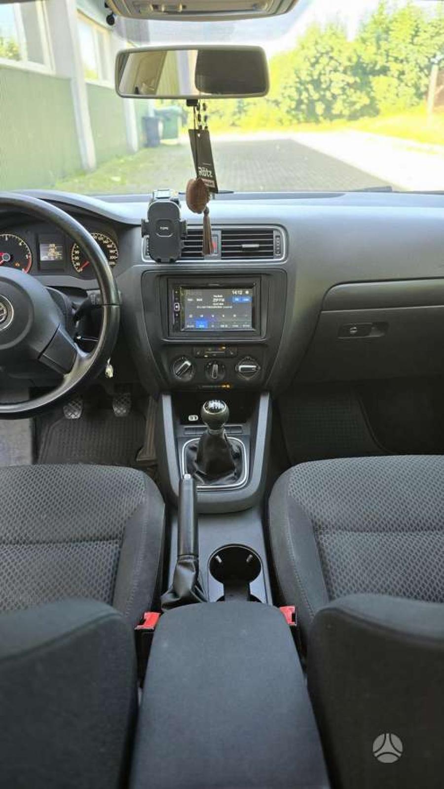 Brūns Volkswagen Jetta 2011 Klaipėda, ar dzinēja tilpumu 1.97 L un nobraukumu 260 tūkst. km par 3700 €, foto 17 vietnē AUTOMOTO.COM.LV