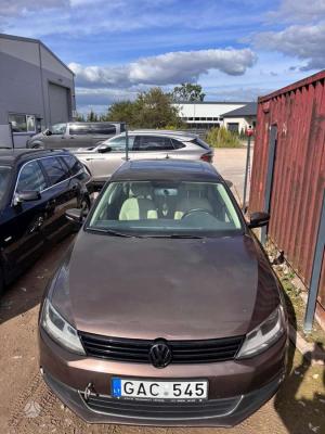 Brūns Volkswagen Jetta 2011 Kauņa, ar dzinēja tilpumu 1.97 L un nobraukumu 223 tūkst. km par 2650 €, foto  vietnē AUTOMOTO.COM.LV