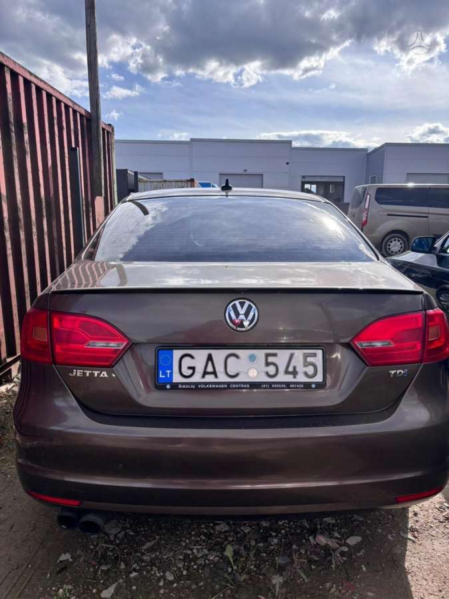 Brūns Volkswagen Jetta 2011 Kauņa, ar dzinēja tilpumu 1.97 L un nobraukumu 223 tūkst. km par 2650 €, foto 3 vietnē AUTOMOTO.COM.LV
