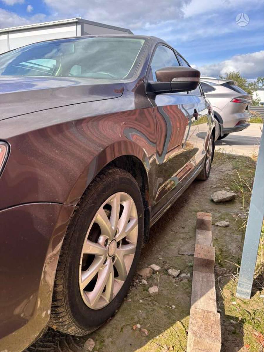 Brūns Volkswagen Jetta 2011 Kauņa, ar dzinēja tilpumu 1.97 L un nobraukumu 223 tūkst. km par 2650 €, foto 5 vietnē AUTOMOTO.COM.LV