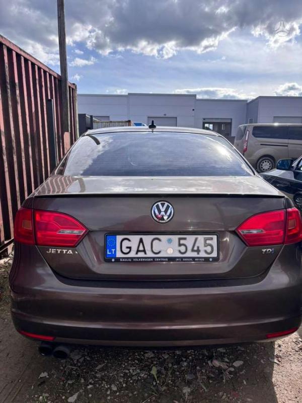 Brown Volkswagen Jetta 2011 in Kaunas, with an engine capacity of 1.97 L and mileage of 223 thousand km for 2650 €, photo 3 on AUTOMOTO.COM.LV