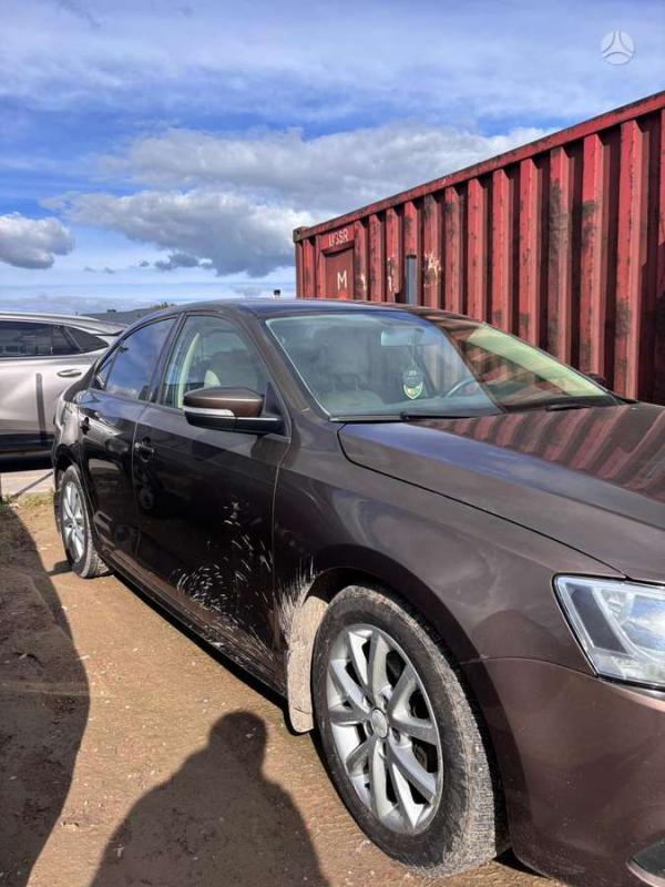 Brown Volkswagen Jetta 2011 in Kaunas, with an engine capacity of 1.97 L and mileage of 223 thousand km for 2650 €, photo 4 on AUTOMOTO.COM.LV