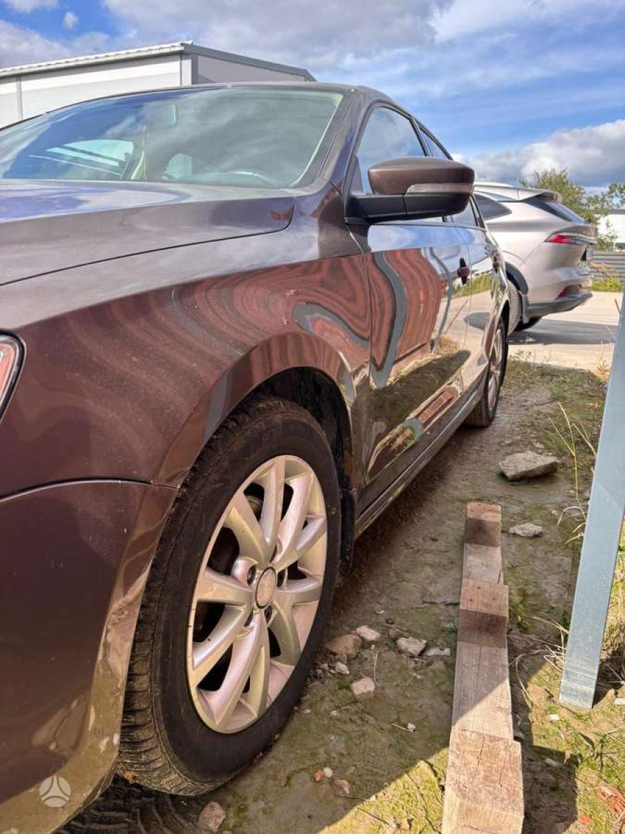 Brown Volkswagen Jetta 2011 in Kaunas, with an engine capacity of 1.97 L and mileage of 223 thousand km for 2200 €, photo 4 on AUTOMOTO.COM.LV