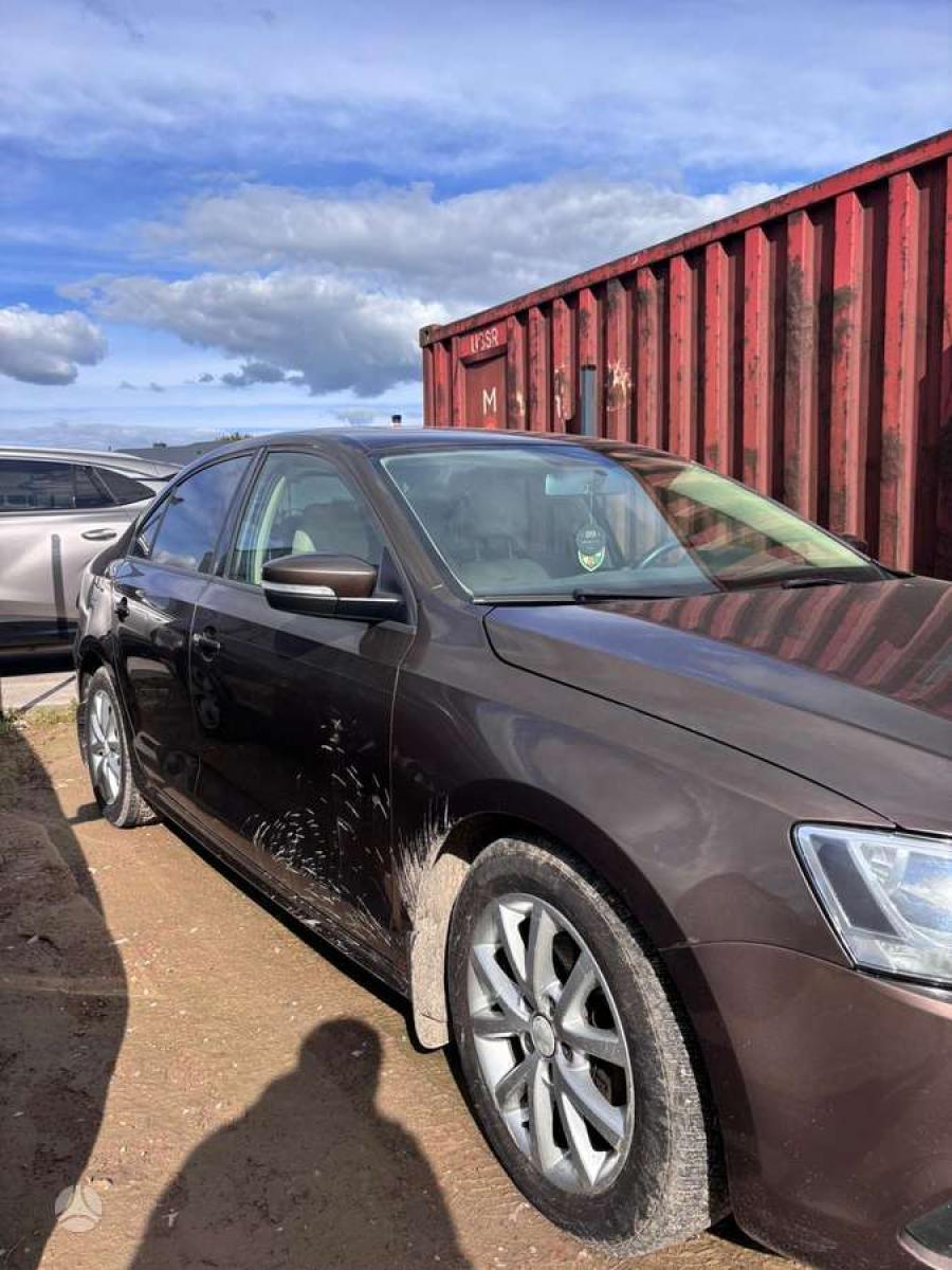 Brown Volkswagen Jetta 2011 in Kaunas, with an engine capacity of 1.97 L and mileage of 223 thousand km for 2200 €, photo 5 on AUTOMOTO.COM.LV