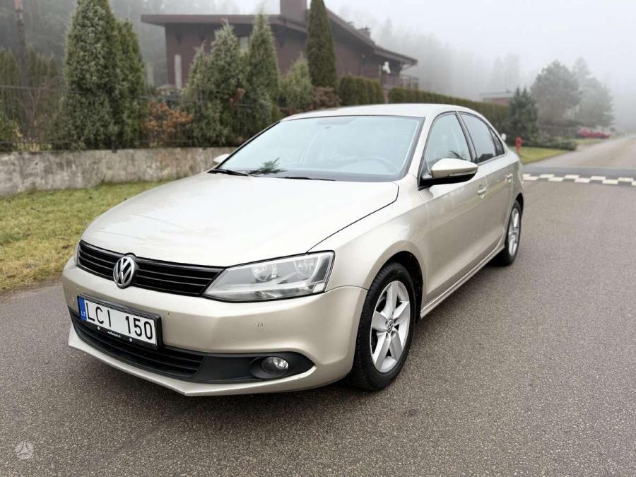 Brown Volkswagen Jetta 2012 in Vilnius, with an engine capacity of 1.20 L and mileage of 292 thousand km for 2650 €, photo 1 on AUTOMOTO.COM.LV