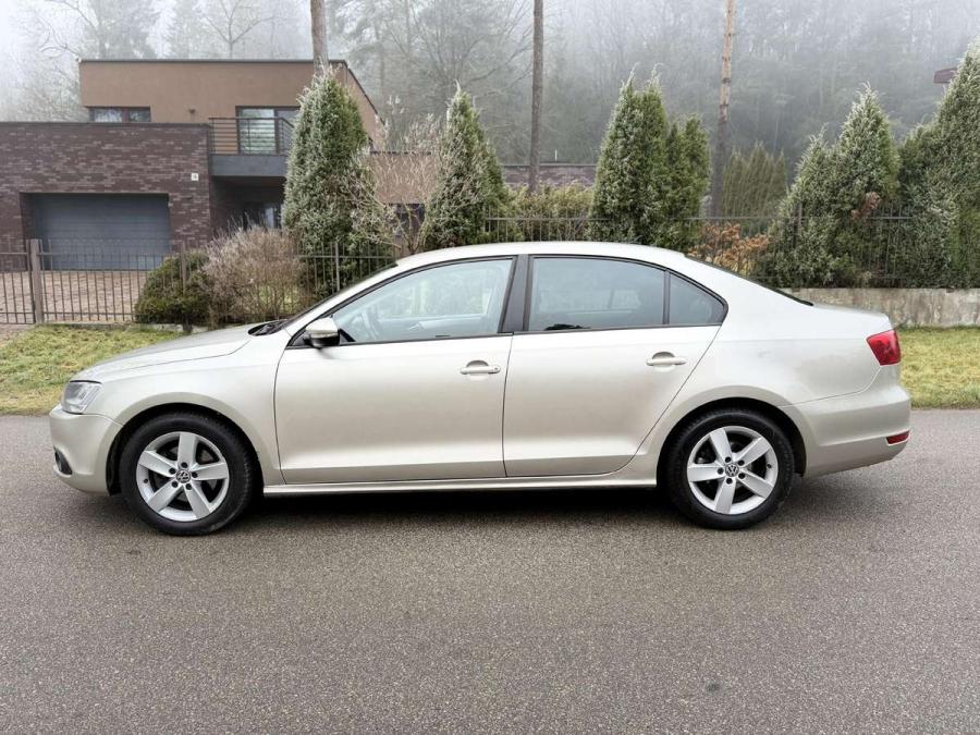 Brown Volkswagen Jetta 2012 in Vilnius, with an engine capacity of 1.20 L and mileage of 292 thousand km for 2650 €, photo 2 on AUTOMOTO.COM.LV