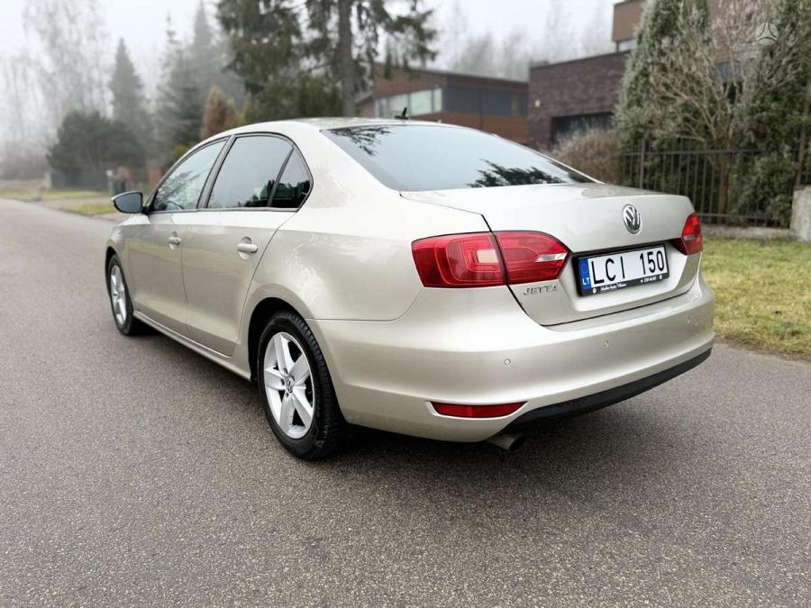Brown Volkswagen Jetta 2012 in Vilnius, with an engine capacity of 1.20 L and mileage of 292 thousand km for 2650 €, photo 3 on AUTOMOTO.COM.LV