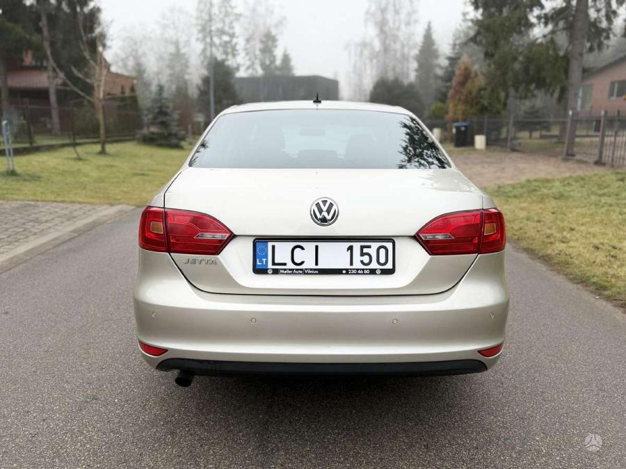 Brown Volkswagen Jetta 2012 in Vilnius, with an engine capacity of 1.20 L and mileage of 292 thousand km for 2650 €, photo 4 on AUTOMOTO.COM.LV
