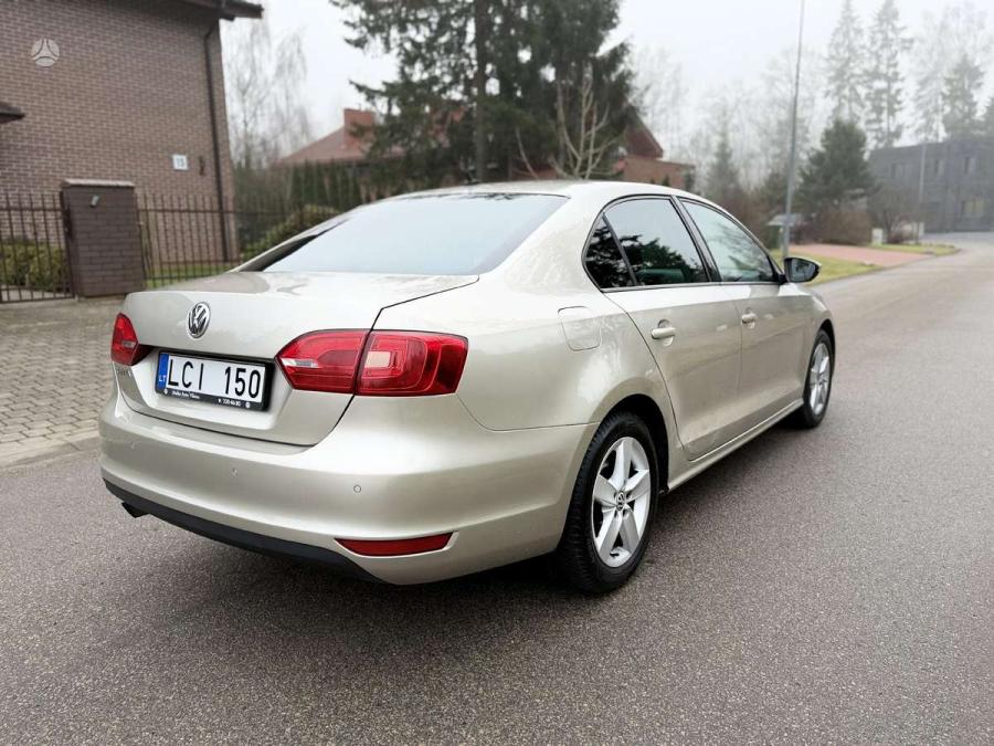 Brown Volkswagen Jetta 2012 in Vilnius, with an engine capacity of 1.20 L and mileage of 292 thousand km for 2650 €, photo 5 on AUTOMOTO.COM.LV