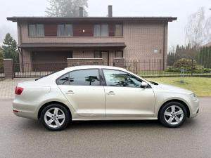 Brown Volkswagen Jetta 2012 in Vilnius, with an engine capacity of 1.20 L and mileage of 292 thousand km for 2650 €, photo 6 on AUTOMOTO.COM.LV