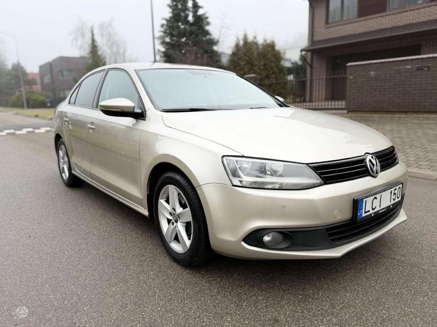 Brown Volkswagen Jetta 2012 in Vilnius, with an engine capacity of 1.20 L and mileage of 292 thousand km for 2650 €, photo 7 on AUTOMOTO.COM.LV