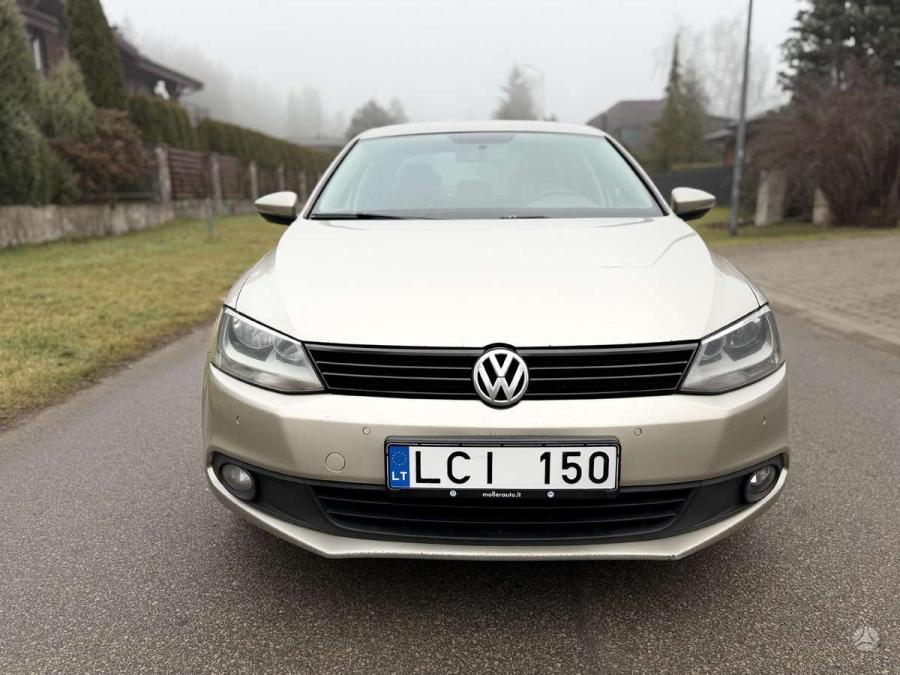 Brown Volkswagen Jetta 2012 in Vilnius, with an engine capacity of 1.20 L and mileage of 292 thousand km for 2650 €, photo 8 on AUTOMOTO.COM.LV