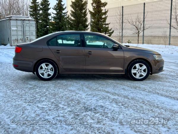 Brūns Volkswagen Jetta 2012 Pērnava, ar dzinēja tilpumu 1.60 L un nobraukumu 350 tūkst. km par 2990 €, foto 4 vietnē AUTOMOTO.COM.LV