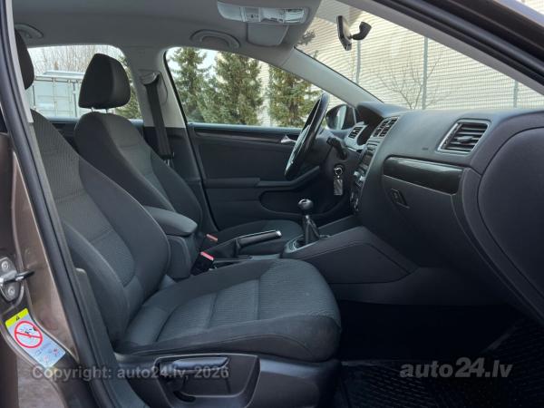 Brown Volkswagen Jetta 2012 in Parnu, with an engine capacity of 1.60 L and mileage of 350 thousand km for 2990 €, photo 11 on AUTOMOTO.COM.LV