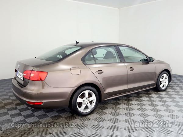 Brown Volkswagen Jetta 2012 in Tallinn, with an engine capacity of 1.20 L and mileage of 193 thousand km for 3499 €, photo 3 on AUTOMOTO.COM.LV