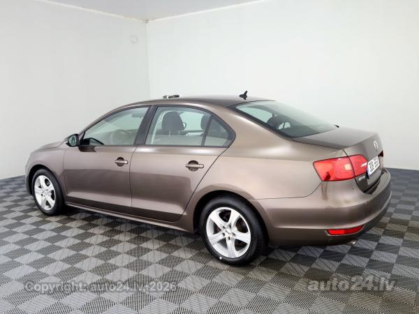 Brown Volkswagen Jetta 2012 in Tallinn, with an engine capacity of 1.20 L and mileage of 193 thousand km for 3499 €, photo 4 on AUTOMOTO.COM.LV
