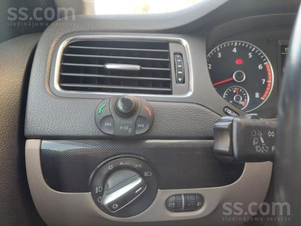 Brūns Volkswagen Jetta 2012 Rīga, ar dzinēja tilpumu 1.40 L un nobraukumu 0 tūkst. km par 4750 €, foto 5 vietnē AUTOMOTO.COM.LV