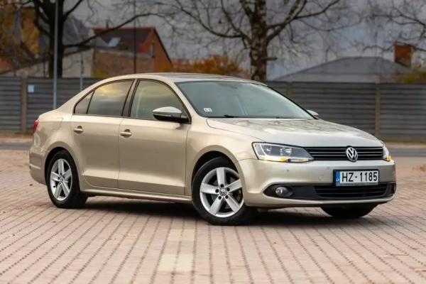 Brūns Volkswagen Jetta 2012 Jelgava, ar dzinēja tilpumu 1.40 L un nobraukumu 176 tūkst. km par 5690 €, foto 3 vietnē AUTOMOTO.COM.LV