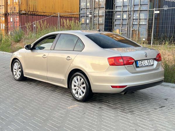 Brūns Volkswagen Jetta 2012 Viļņa, ar dzinēja tilpumu 1.60 L un nobraukumu 270 tūkst. km par 2800 €, foto 4 vietnē AUTOMOTO.COM.LV
