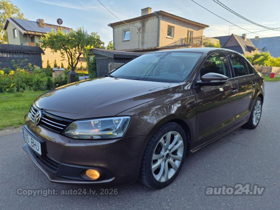 Brūns Volkswagen Jetta 2012 Tallina, ar dzinēja tilpumu 1.40 L un nobraukumu 173 tūkst. km par 3999 €, foto 3 vietnē AUTOMOTO.COM.LV