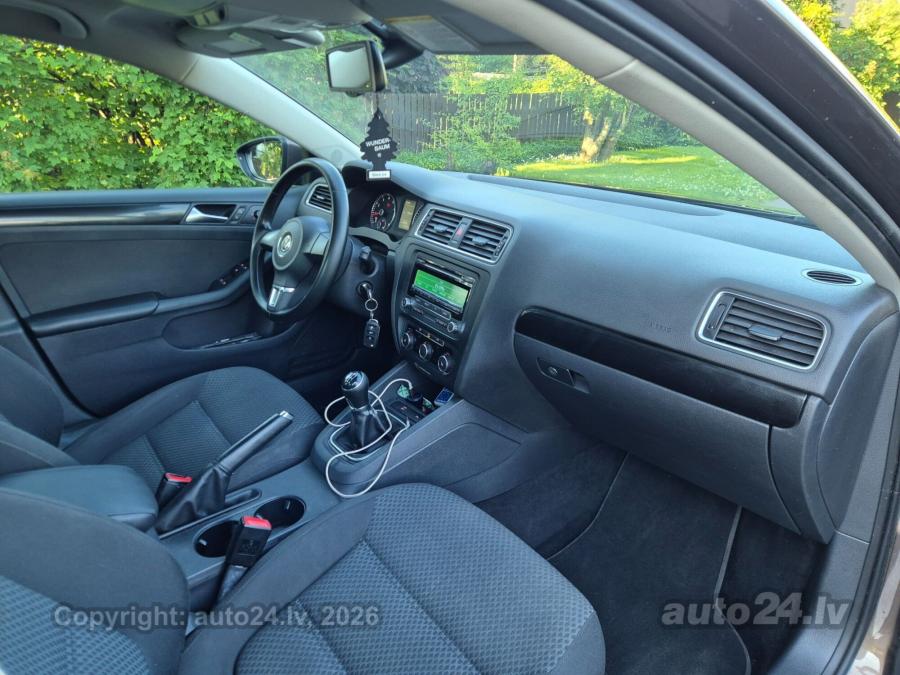 Brūns Volkswagen Jetta 2012 Tallina, ar dzinēja tilpumu 1.40 L un nobraukumu 173 tūkst. km par 3999 €, foto 9 vietnē AUTOMOTO.COM.LV