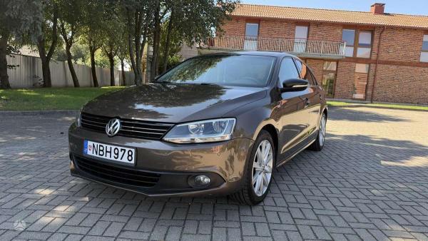 Brown Volkswagen Jetta 2012 in Marijampole, with an engine capacity of 1.60 L and mileage of 353 thousand km for 4550 €, photo 1 on AUTOMOTO.COM.LV