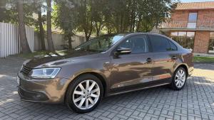 Brown Volkswagen Jetta 2012 in Marijampole, with an engine capacity of 1.60 L and mileage of 353 thousand km for 4550 €, photo 3 on AUTOMOTO.COM.LV