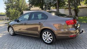 Brown Volkswagen Jetta 2012 in Marijampole, with an engine capacity of 1.60 L and mileage of 353 thousand km for 4550 €, photo 4 on AUTOMOTO.COM.LV