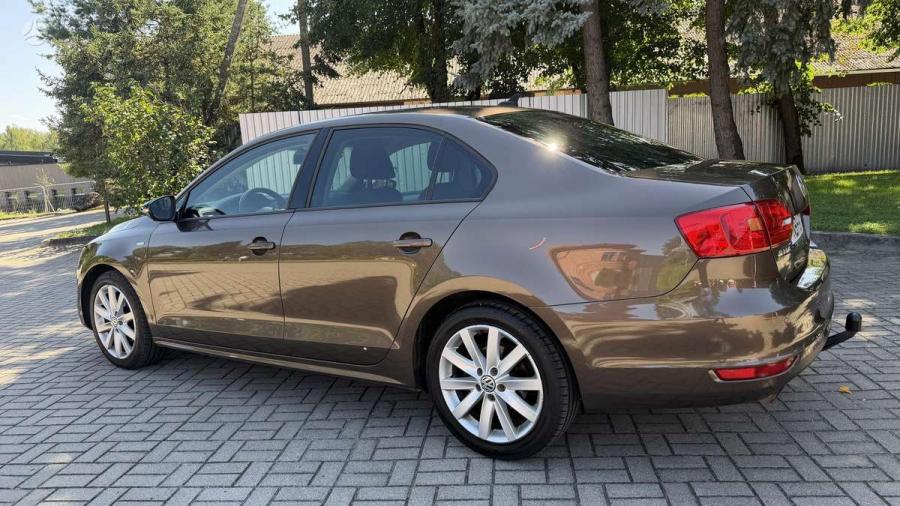 Brown Volkswagen Jetta 2012 in Marijampole, with an engine capacity of 1.60 L and mileage of 353 thousand km for 4550 €, photo 4 on AUTOMOTO.COM.LV