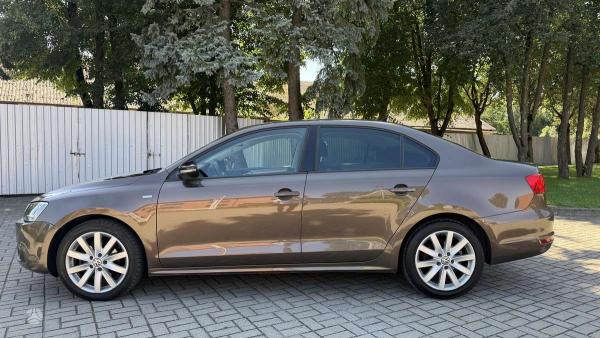 Brown Volkswagen Jetta 2012 in Marijampole, with an engine capacity of 1.60 L and mileage of 353 thousand km for 4550 €, photo 4 on AUTOMOTO.COM.LV