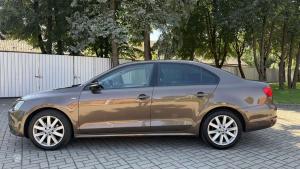 Brown Volkswagen Jetta 2012 in Marijampole, with an engine capacity of 1.60 L and mileage of 353 thousand km for 4550 €, photo 5 on AUTOMOTO.COM.LV