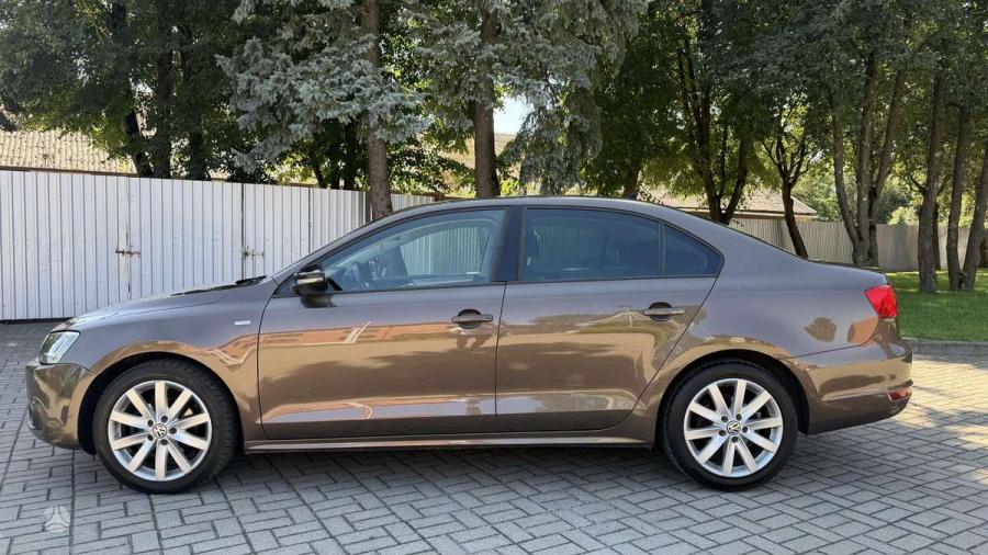 Brown Volkswagen Jetta 2012 in Marijampole, with an engine capacity of 1.60 L and mileage of 353 thousand km for 4550 €, photo 5 on AUTOMOTO.COM.LV