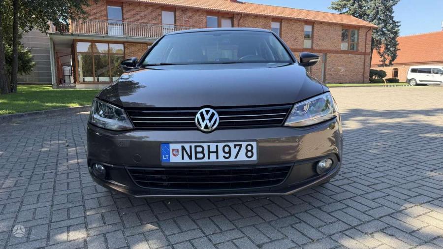 Brown Volkswagen Jetta 2012 in Marijampole, with an engine capacity of 1.60 L and mileage of 353 thousand km for 4550 €, photo 6 on AUTOMOTO.COM.LV