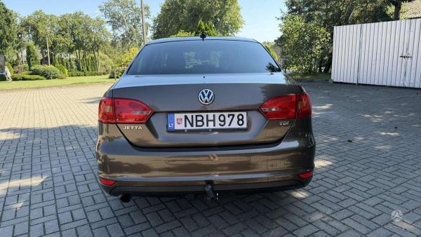 Brown Volkswagen Jetta 2012 in Marijampole, with an engine capacity of 1.60 L and mileage of 353 thousand km for 4550 €, photo 6 on AUTOMOTO.COM.LV