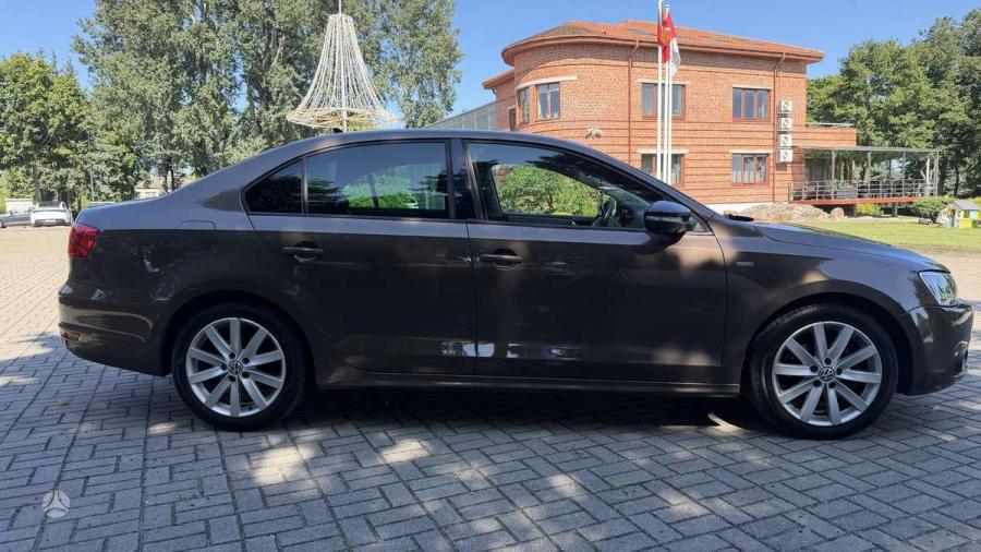 Brown Volkswagen Jetta 2012 in Marijampole, with an engine capacity of 1.60 L and mileage of 353 thousand km for 4550 €, photo 8 on AUTOMOTO.COM.LV