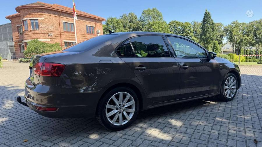 Brown Volkswagen Jetta 2012 in Marijampole, with an engine capacity of 1.60 L and mileage of 353 thousand km for 4550 €, photo 9 on AUTOMOTO.COM.LV