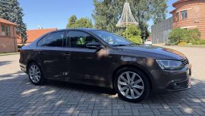 Brown Volkswagen Jetta 2012 in Marijampole, with an engine capacity of 1.60 L and mileage of 353 thousand km for 4550 €, photo 10 on AUTOMOTO.COM.LV