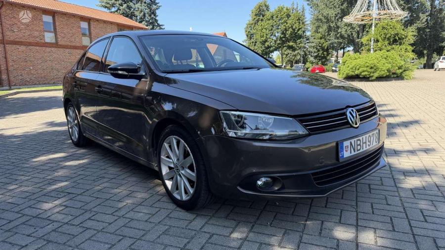 Brown Volkswagen Jetta 2012 in Marijampole, with an engine capacity of 1.60 L and mileage of 353 thousand km for 4550 €, photo 12 on AUTOMOTO.COM.LV